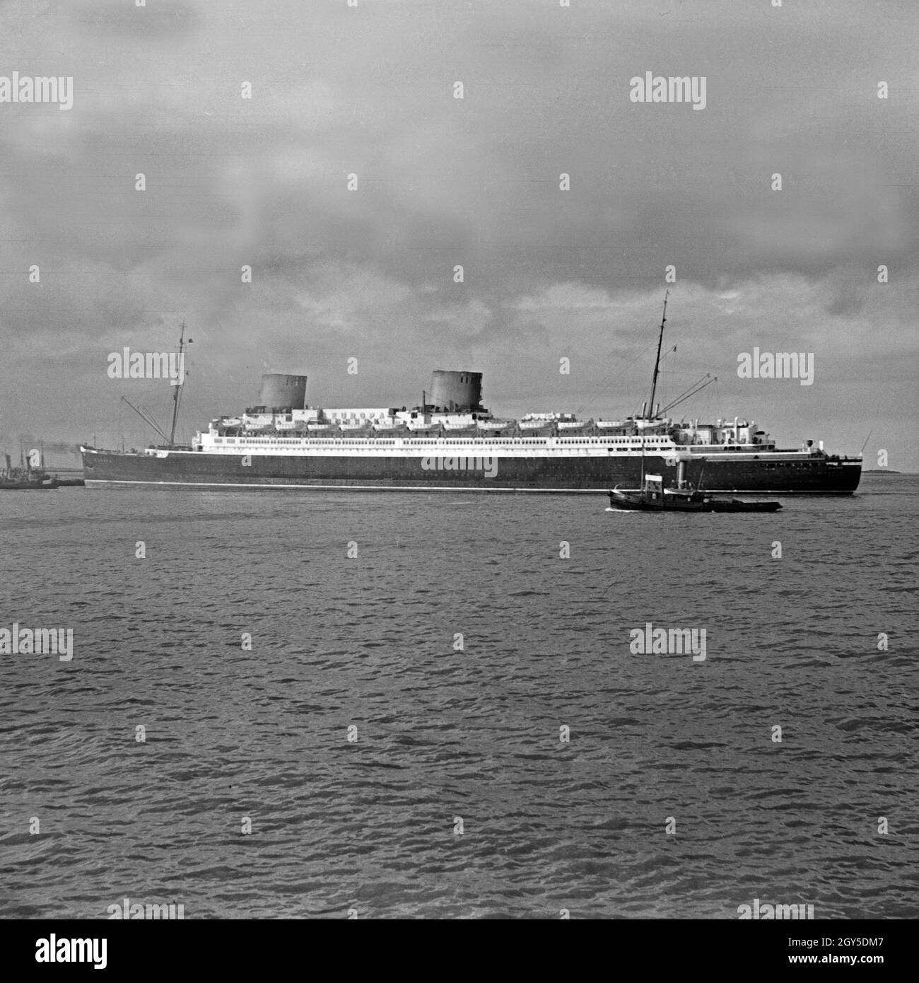 Das 1928 gebaute deutsche Passagierschiff "Europa" bei der Ankunft in ...