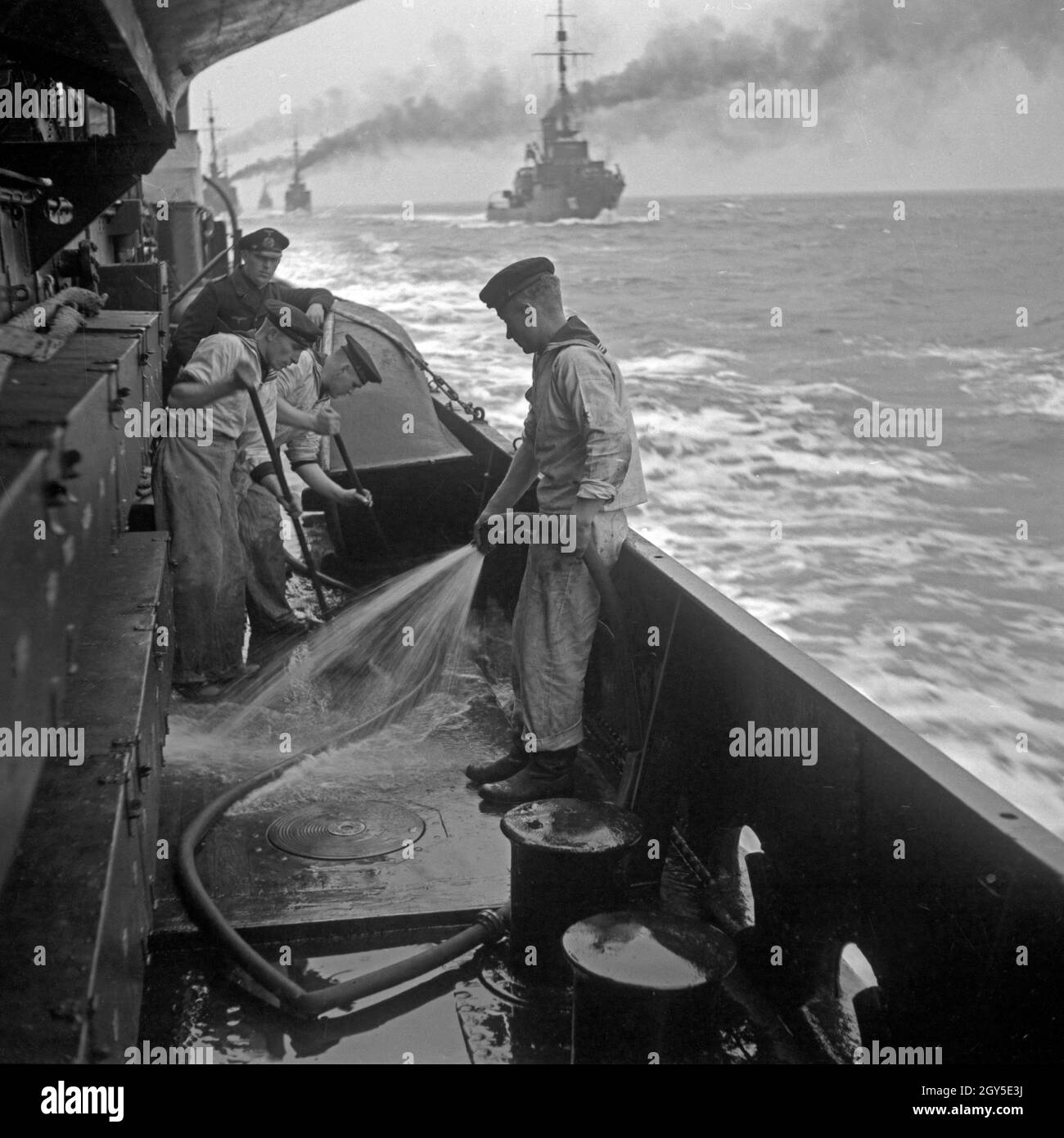 Marinerekruten der 2. Minensuchflottille beim Deckschrubben ...