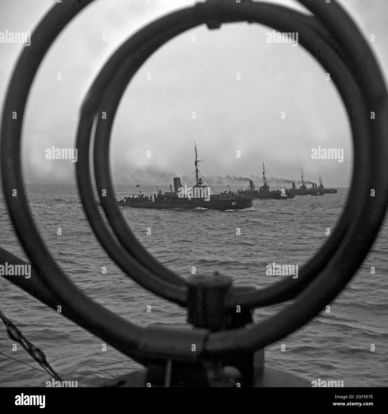 Schiffe der 2. Minensuchflottille in voller Fahrt auf Übung ...