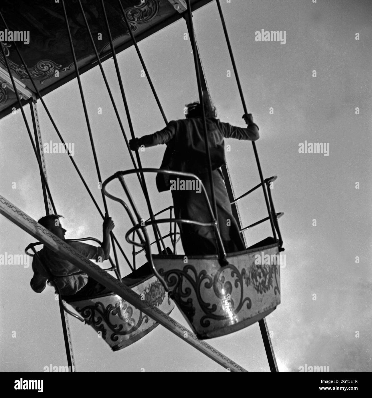 Vergnügen auf der Schiffschaukel auf der Festwiese in Berlin Stralau ...