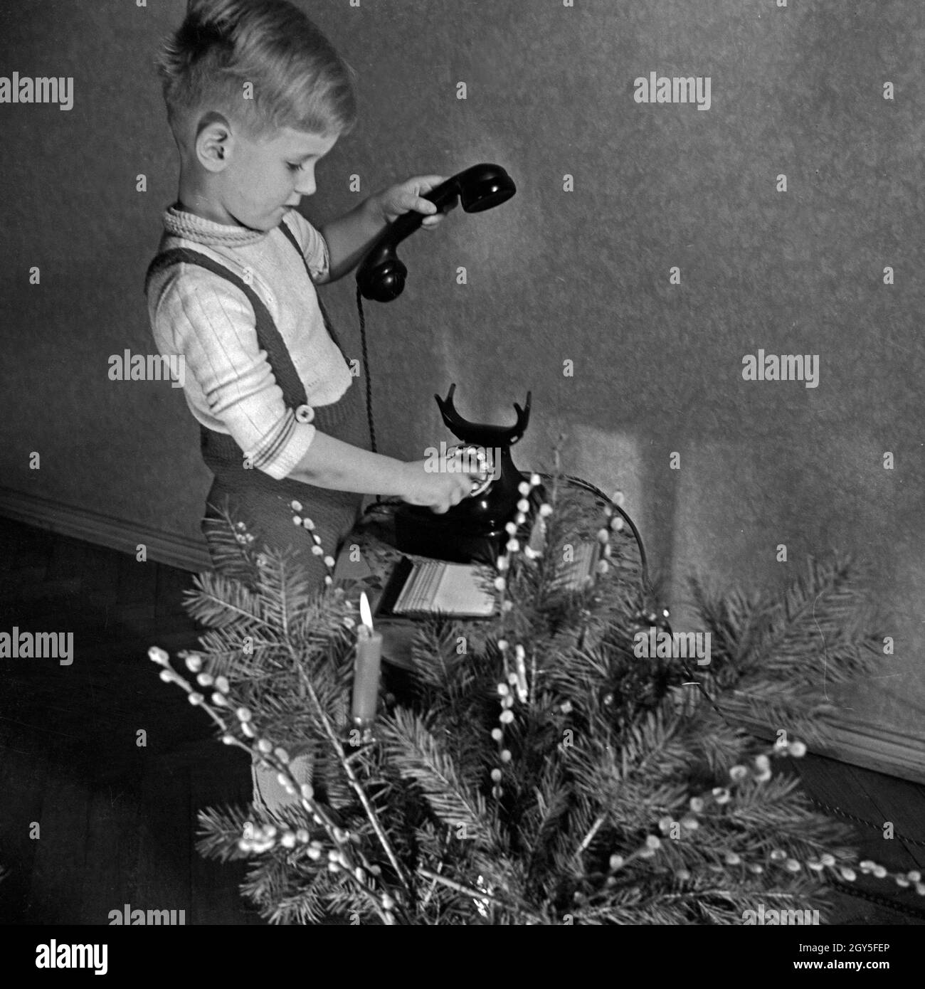 Child telephone 1930s hi-res stock photography and images - Alamy
