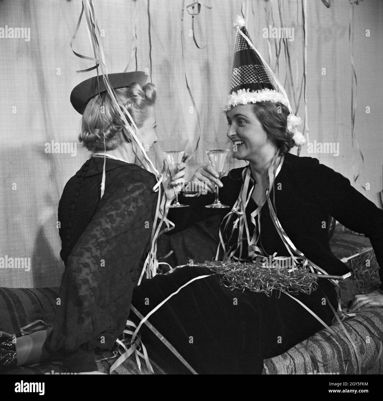 Gäste einer Silvesterparty, Deutsches Reich 1930er Jahre. Guests of a ...