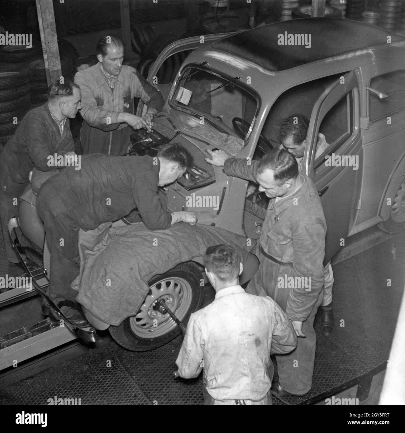 Arbeiter der Ford Werke in Köln Niehl am Fließband mit Karosserien ...