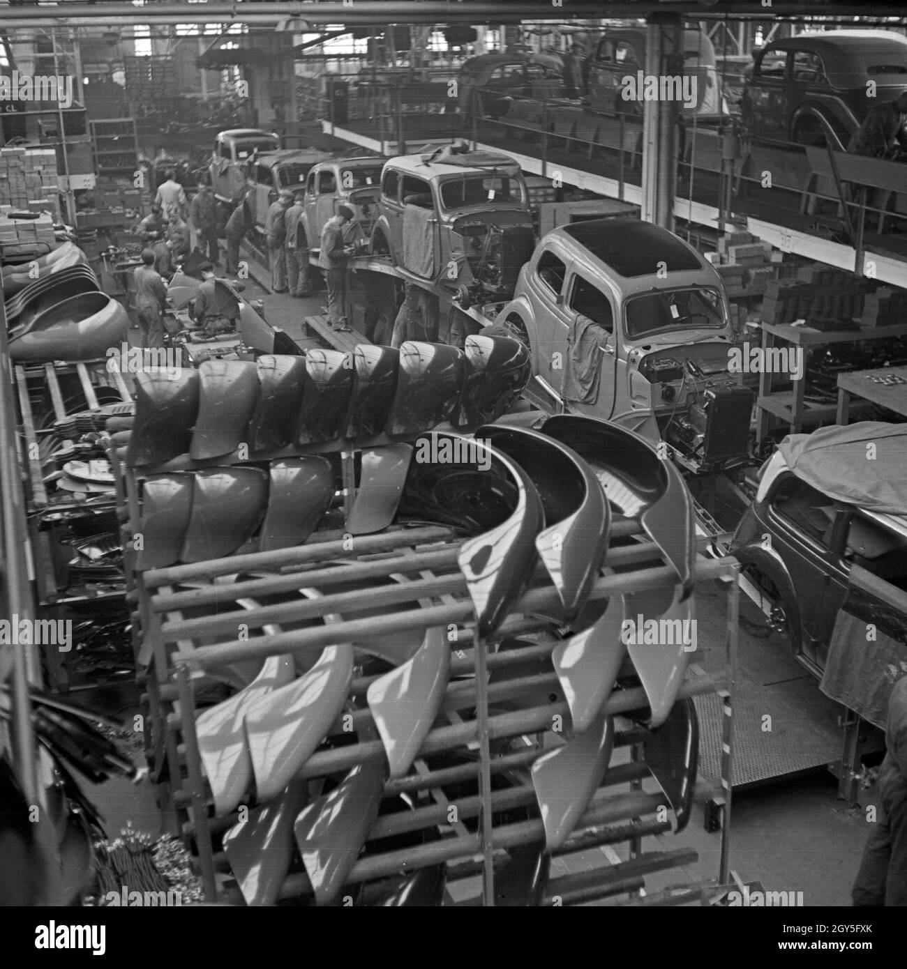 Arbeiter der Ford Werke in Köln Niehl am Fließband mit Karosserien ...