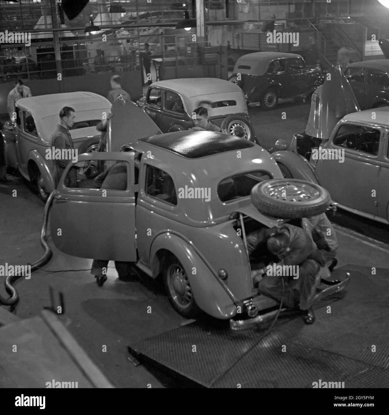 Arbeiter der Ford Werke in Köln Niehl am Fließband mit Karosserien ...