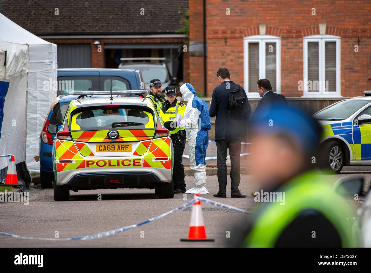 Crime scene police officers police cordon hi-res stock photography and ...
