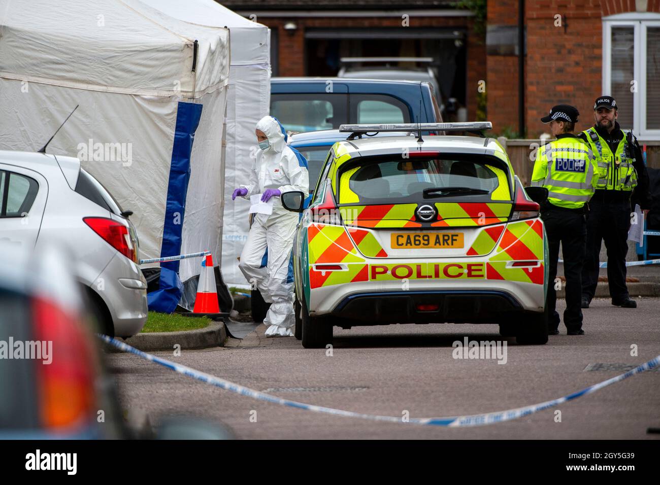 Crime scene police officers police cordon hi-res stock photography and ...