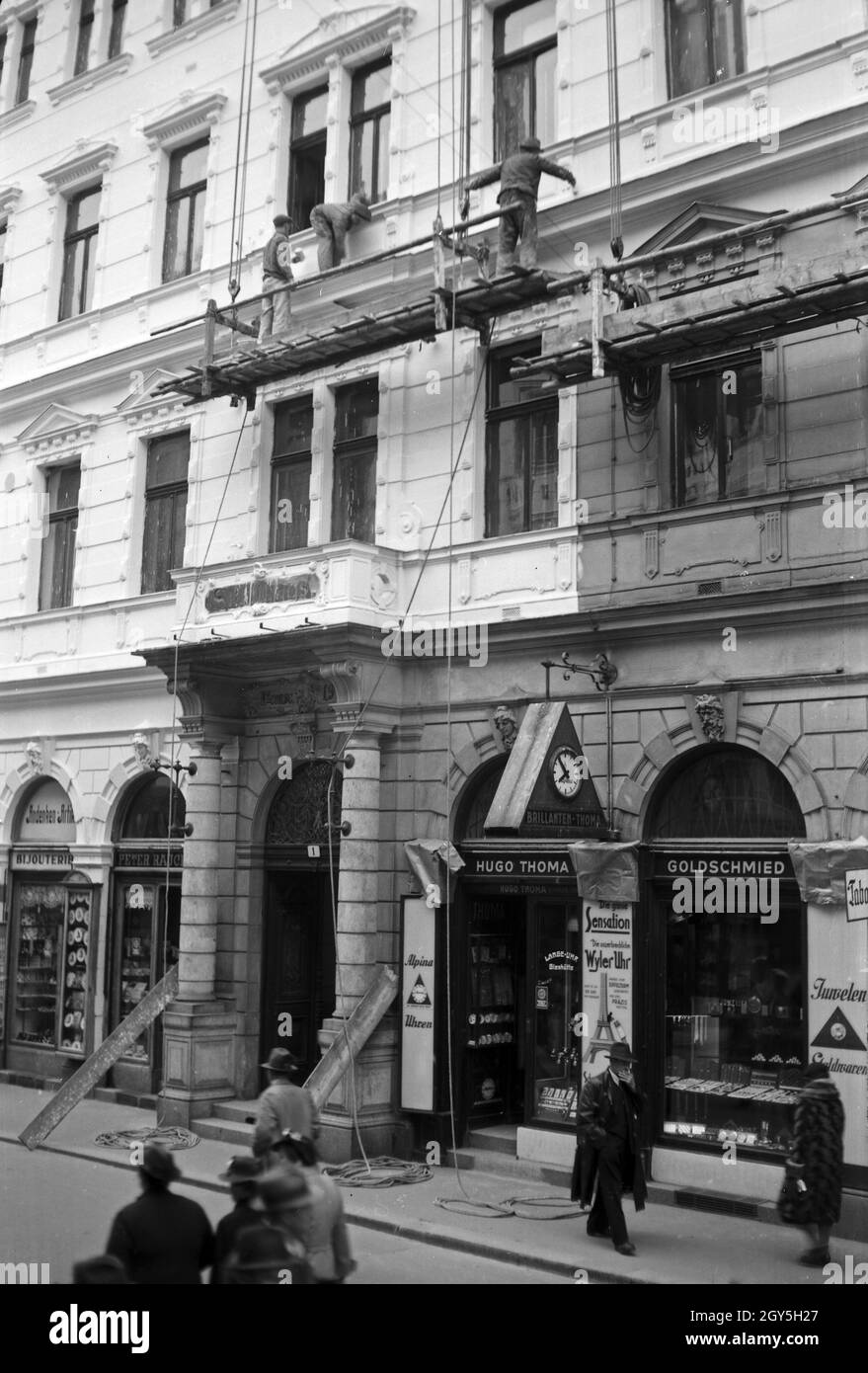 Unterwegs in Karlsbad, hier Geschäftsstrasse, 1930er Jahre. A shopping ...