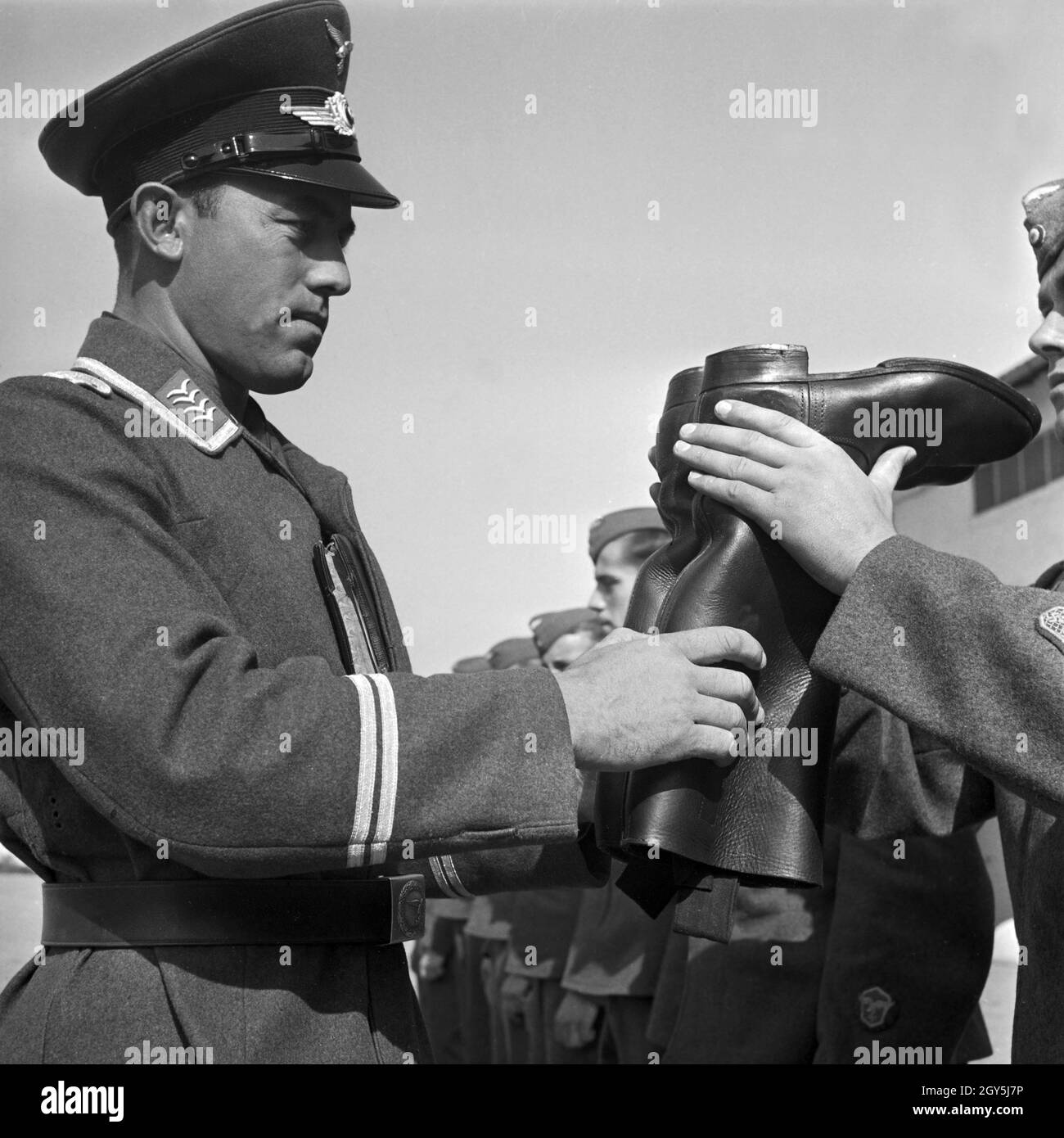 Stiefel Appell: der Spieß bei seiner unbstechlichen Kontrolle ...