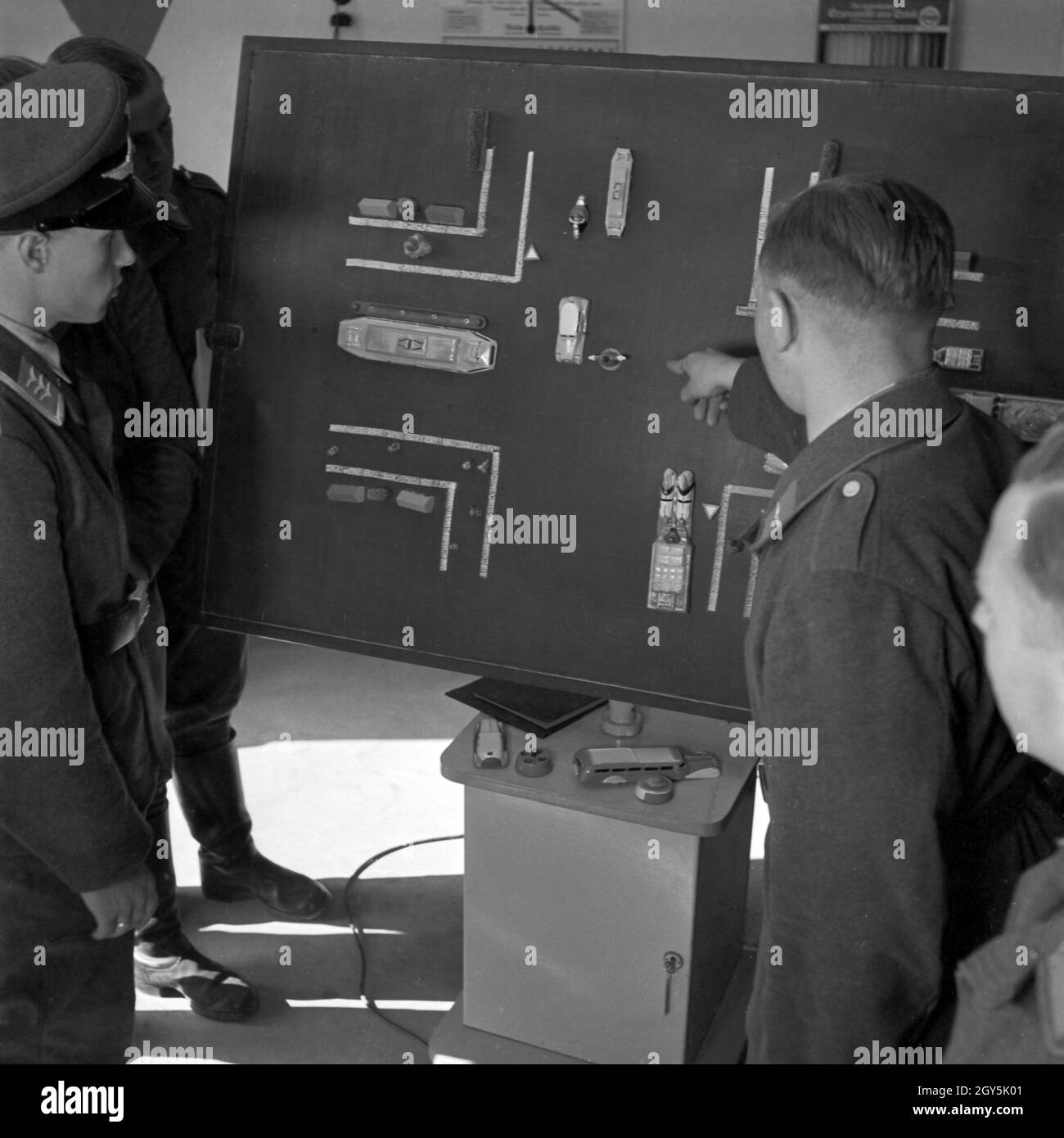 World war 2 signal corps training hi-res stock photography and images ...