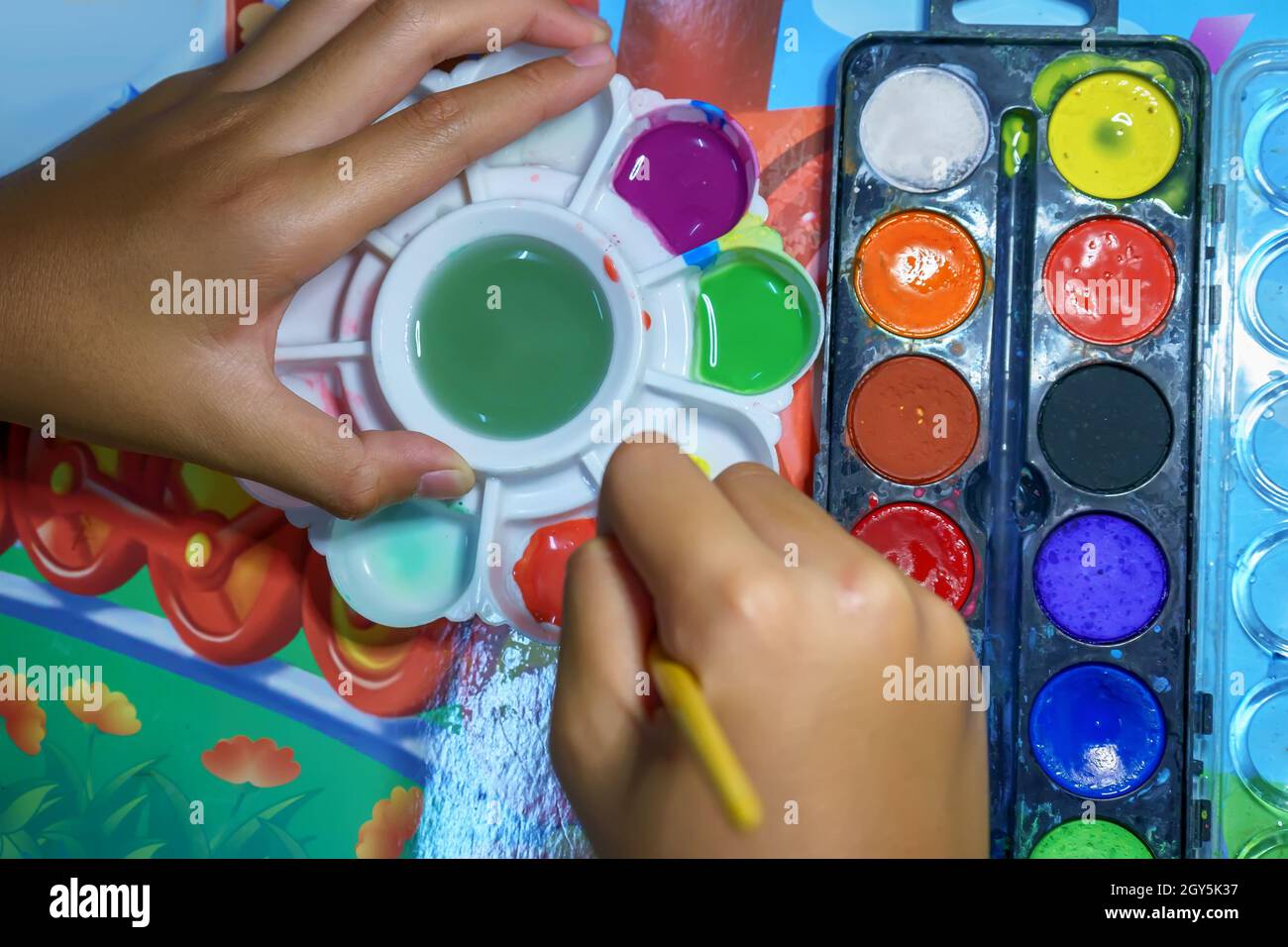 Learn to mix colors hi-res stock photography and images - Alamy