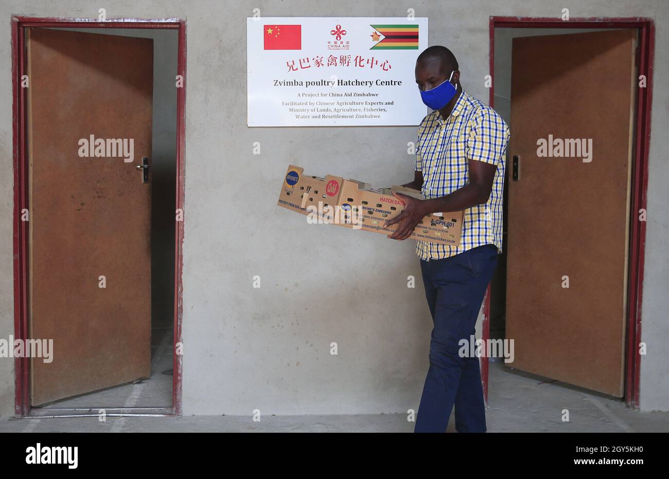 (211007) -- ZVIMBA, Oct. 7, 2021 (Xinhua) -- Andrew Chirenda, community ...