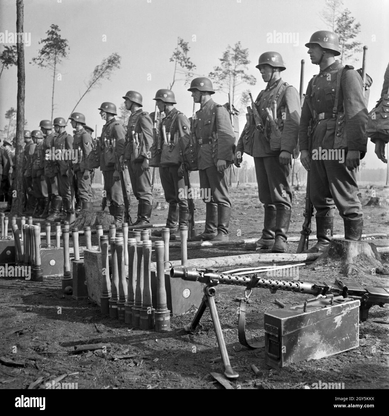 Original-Bildunterschrift: Pionier Stoßtrupp mit Aurüstung angetreten ...
