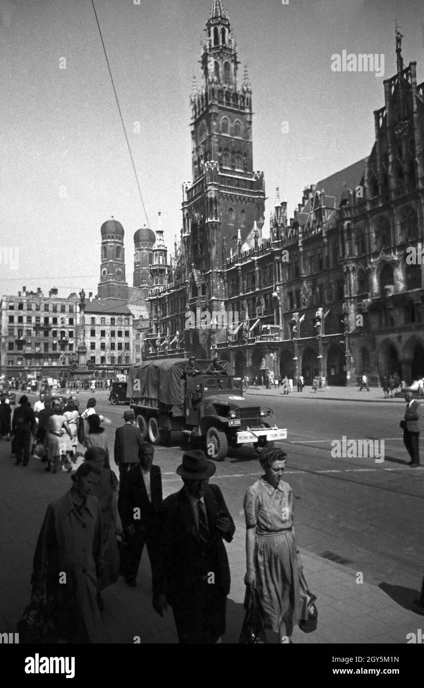 US Army Lastwagen am belebten Marienplatz vor dem Rathaus in München ...