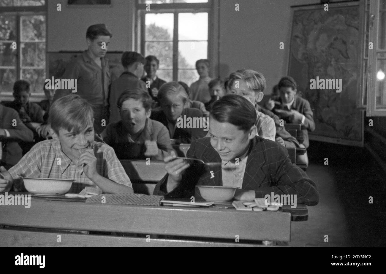 Kinder erhalten in der Schule ihre Schulspeisung, Deutschland 1940er ...