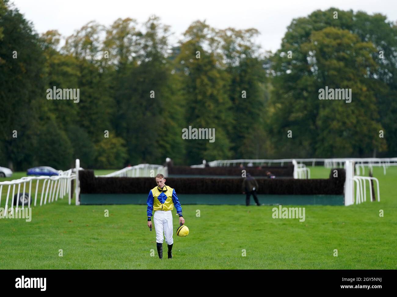 Jockey david dennis worcester racecourse hi-res stock photography and ...