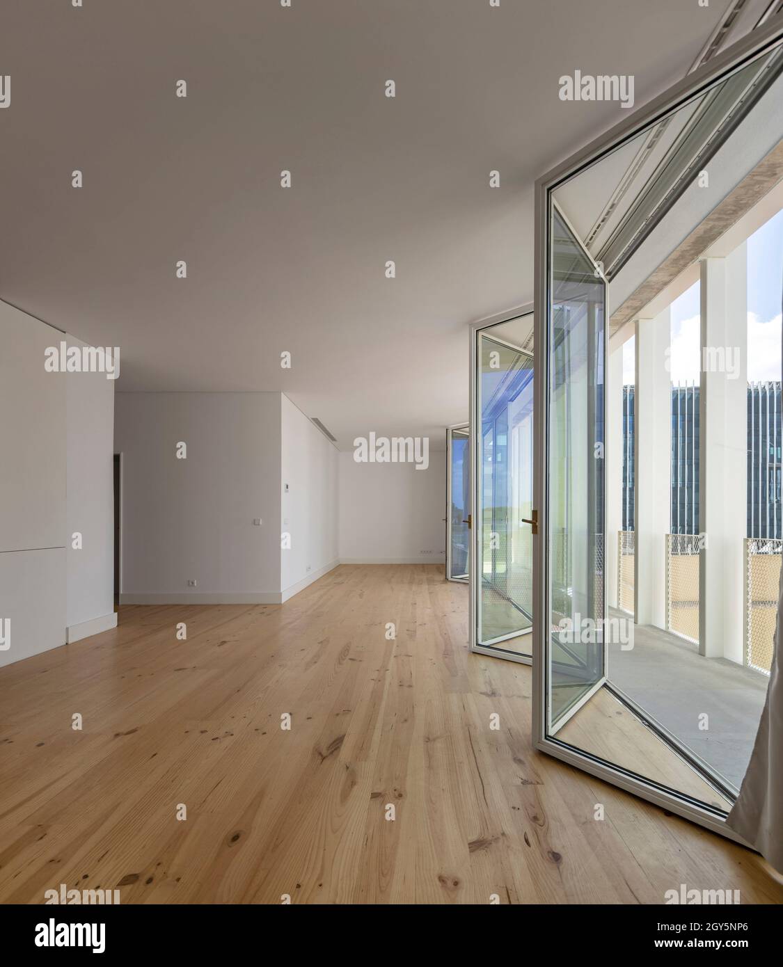 Concertina windows hi-res stock photography and images - Alamy