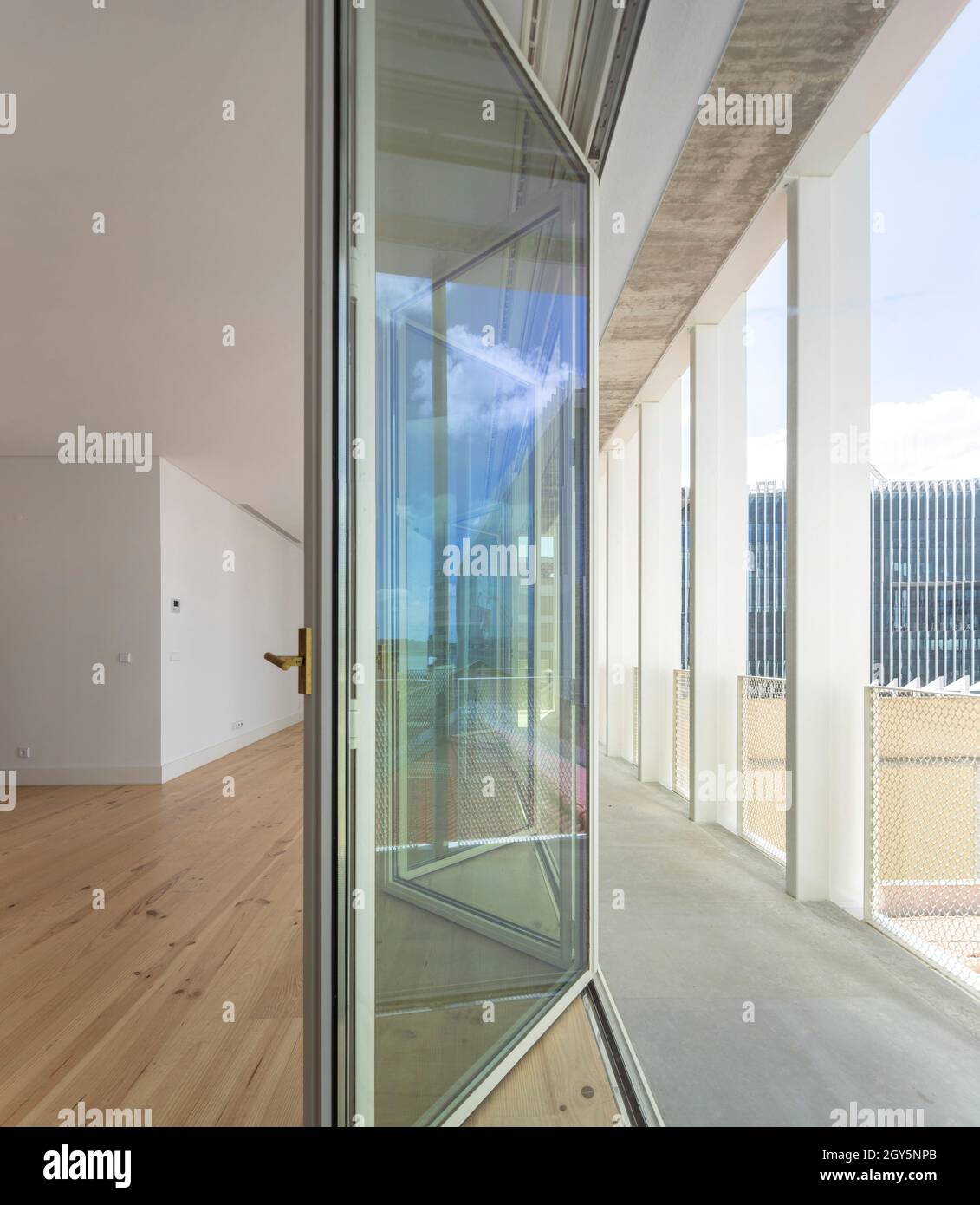 Concertina windows hi-res stock photography and images - Alamy