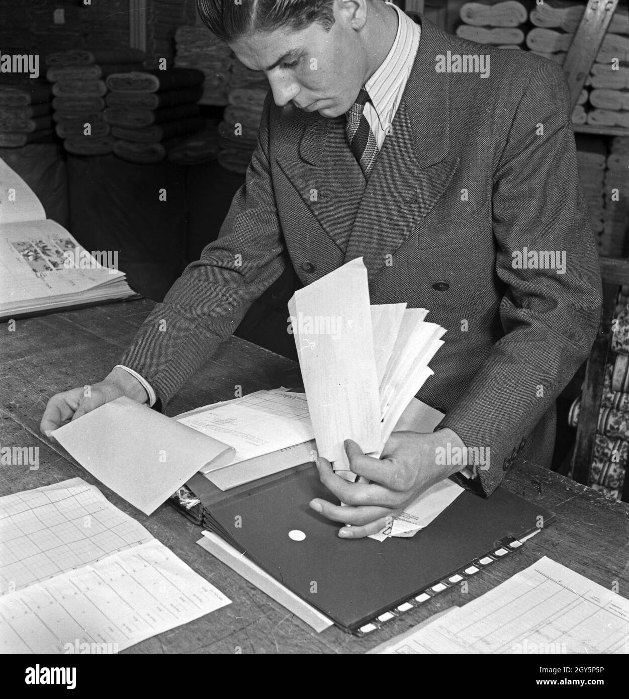 Der Lehrling prüft das Auftragsbuch, Deutschland 1940er Jahre ...