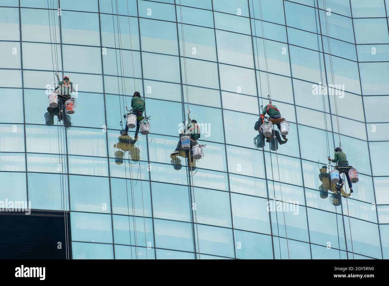 Cleaning skyscrapers hi-res stock photography and images - Alamy