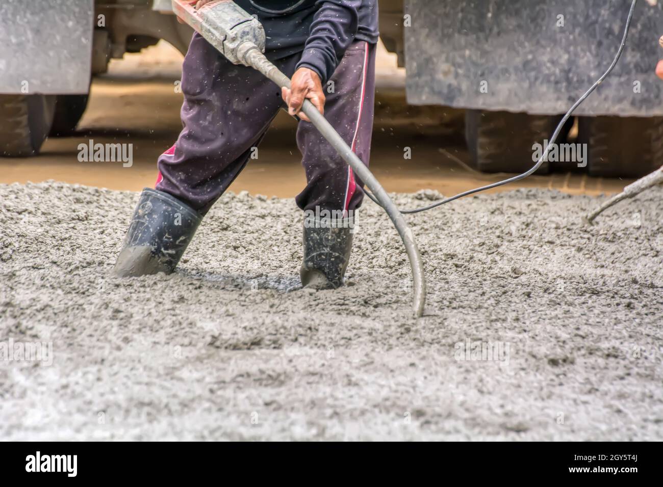 Workers pouring concrete busy construction hi-res stock photography and ...