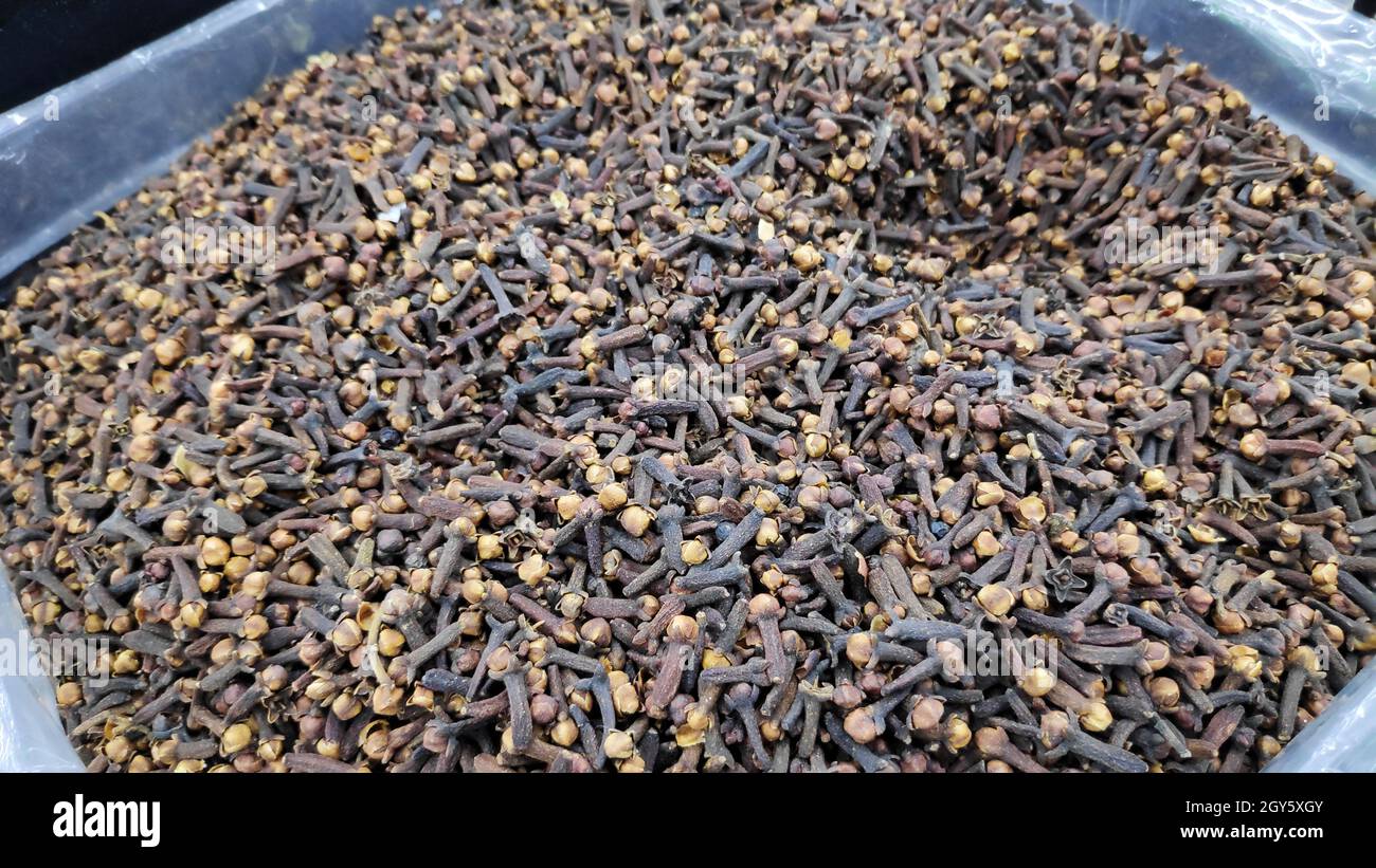 Dry cloves display on market for sell Stock Photo - Alamy