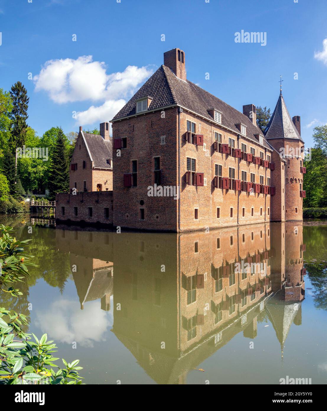 Castle Het Oude Loo in the park surrounding the Dutch royal palace het ...