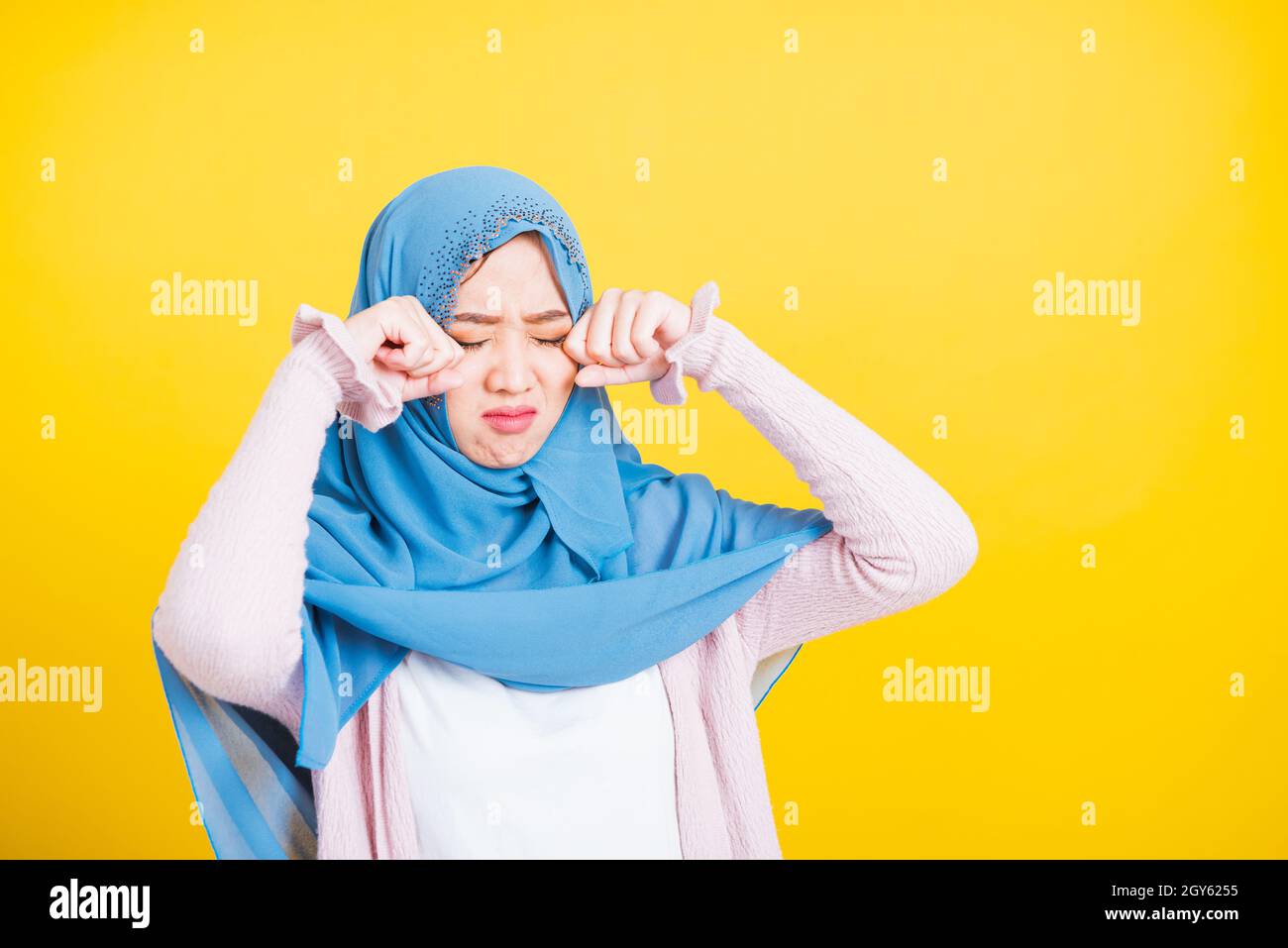 Crying arabian hi-res stock photography and images - Alamy