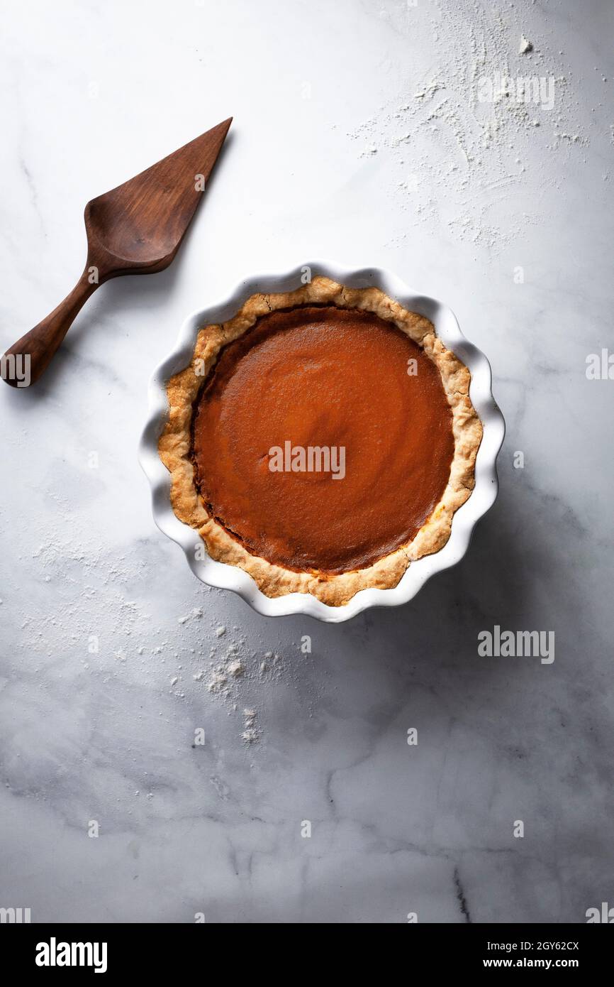 A pumpkin pie and pie server Stock Photo - Alamy