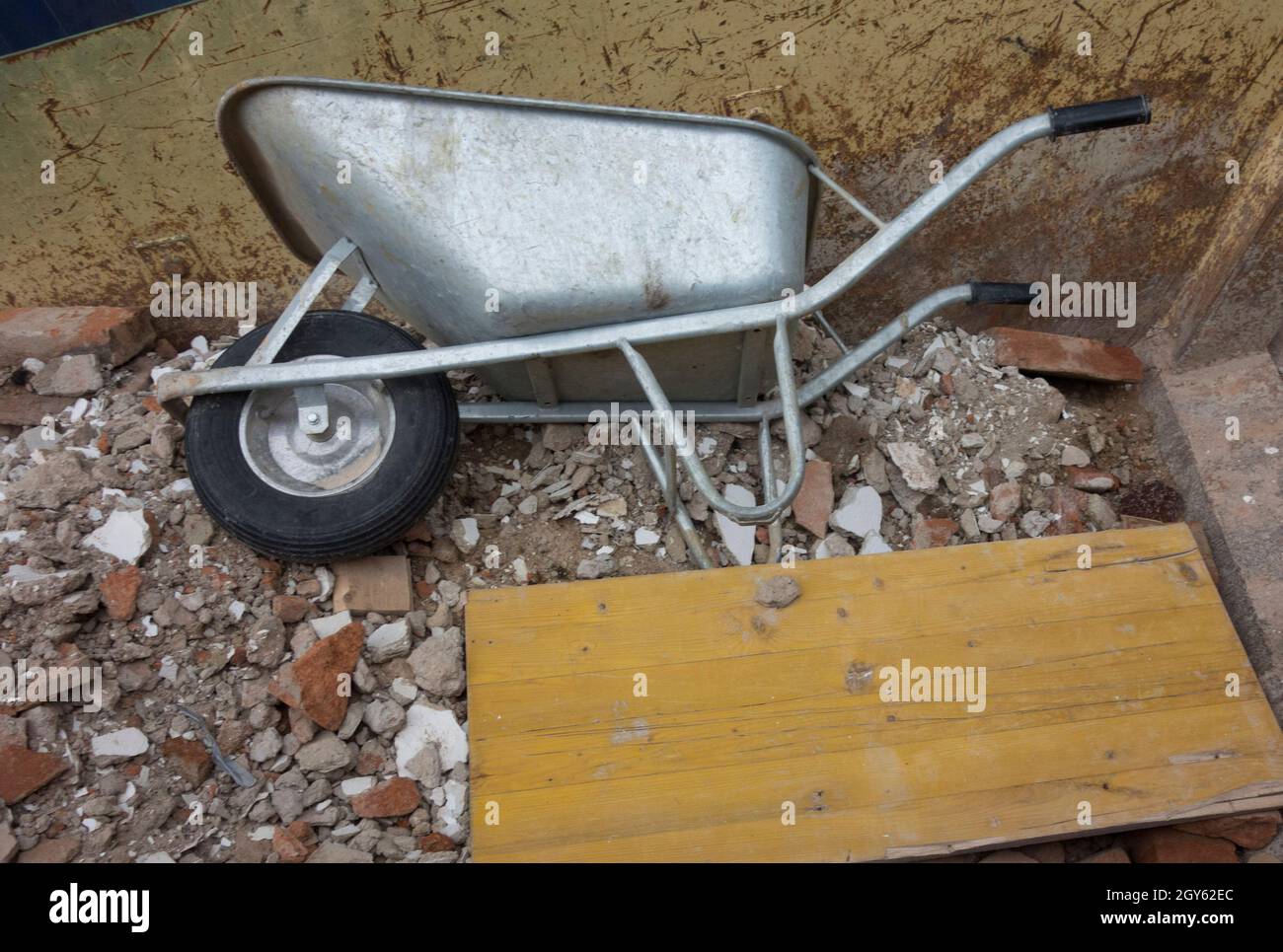 Moving wheelbarrow hi-res stock photography and images - Alamy