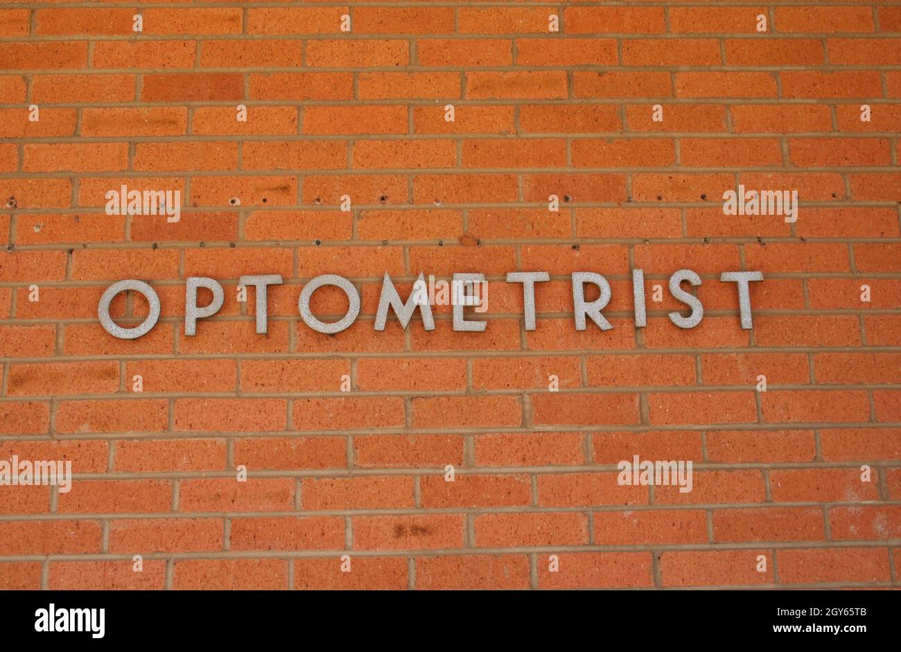 Optometrist sign hi-res stock photography and images - Alamy
