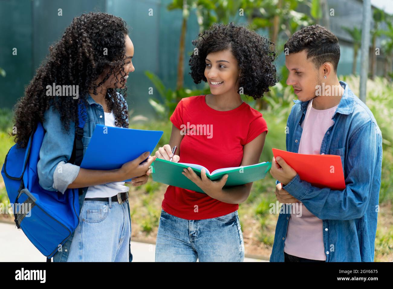 Spanish students group discussion hi-res stock photography and images ...
