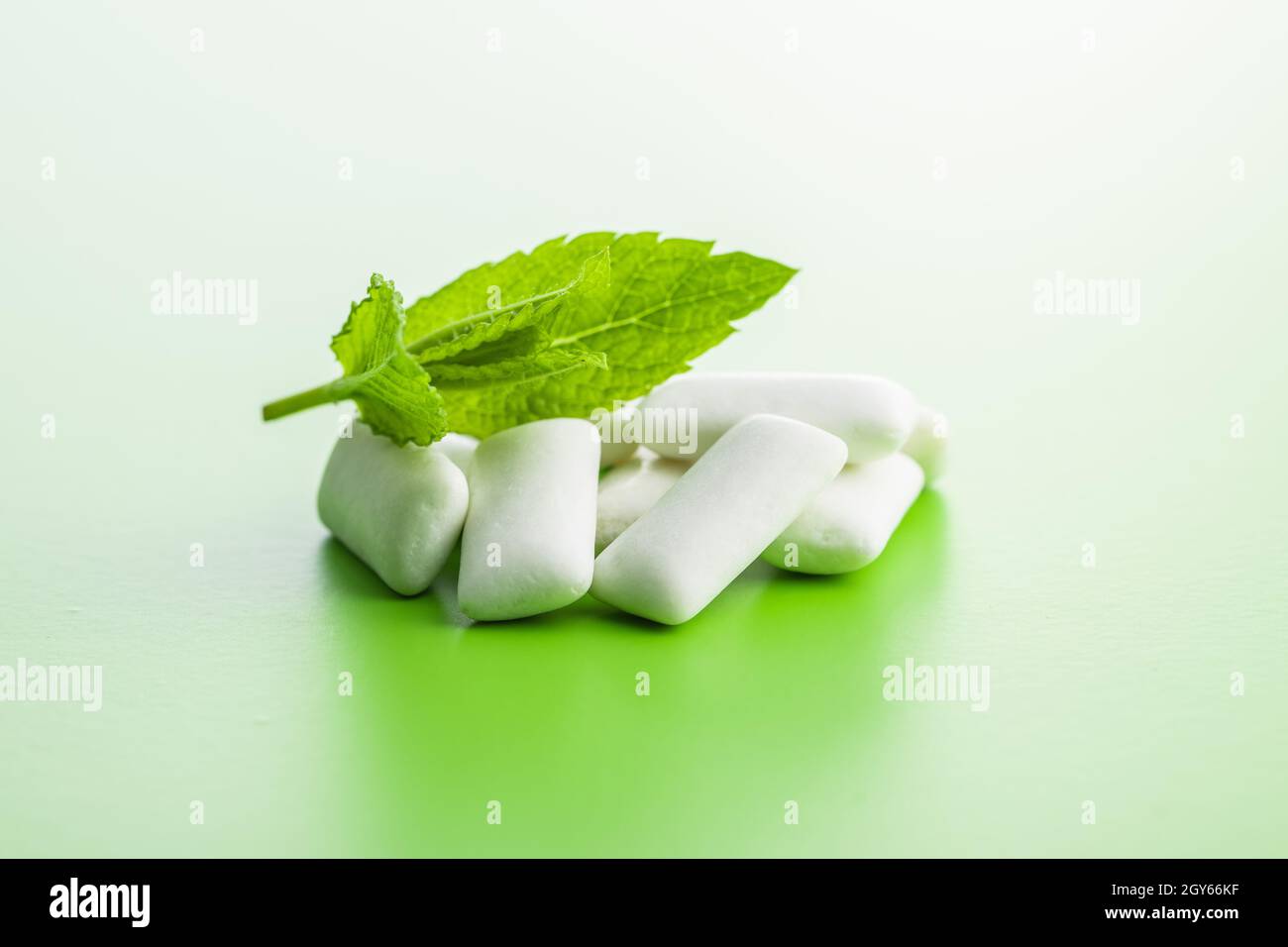 Mint chewing gum pads hi-res stock photography and images - Alamy