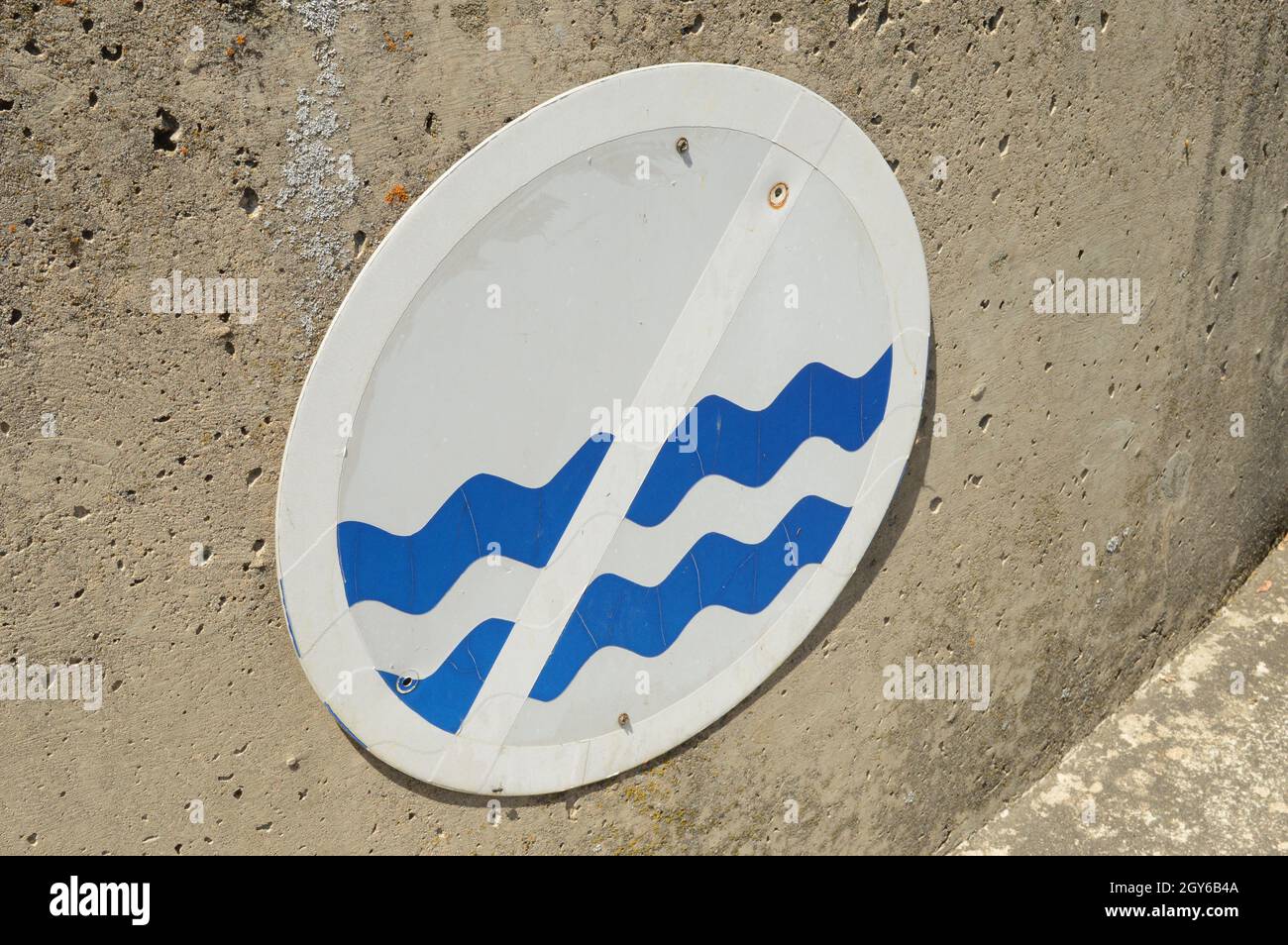 A sign posted to boaters to avoid making any waves at this area Stock ...
