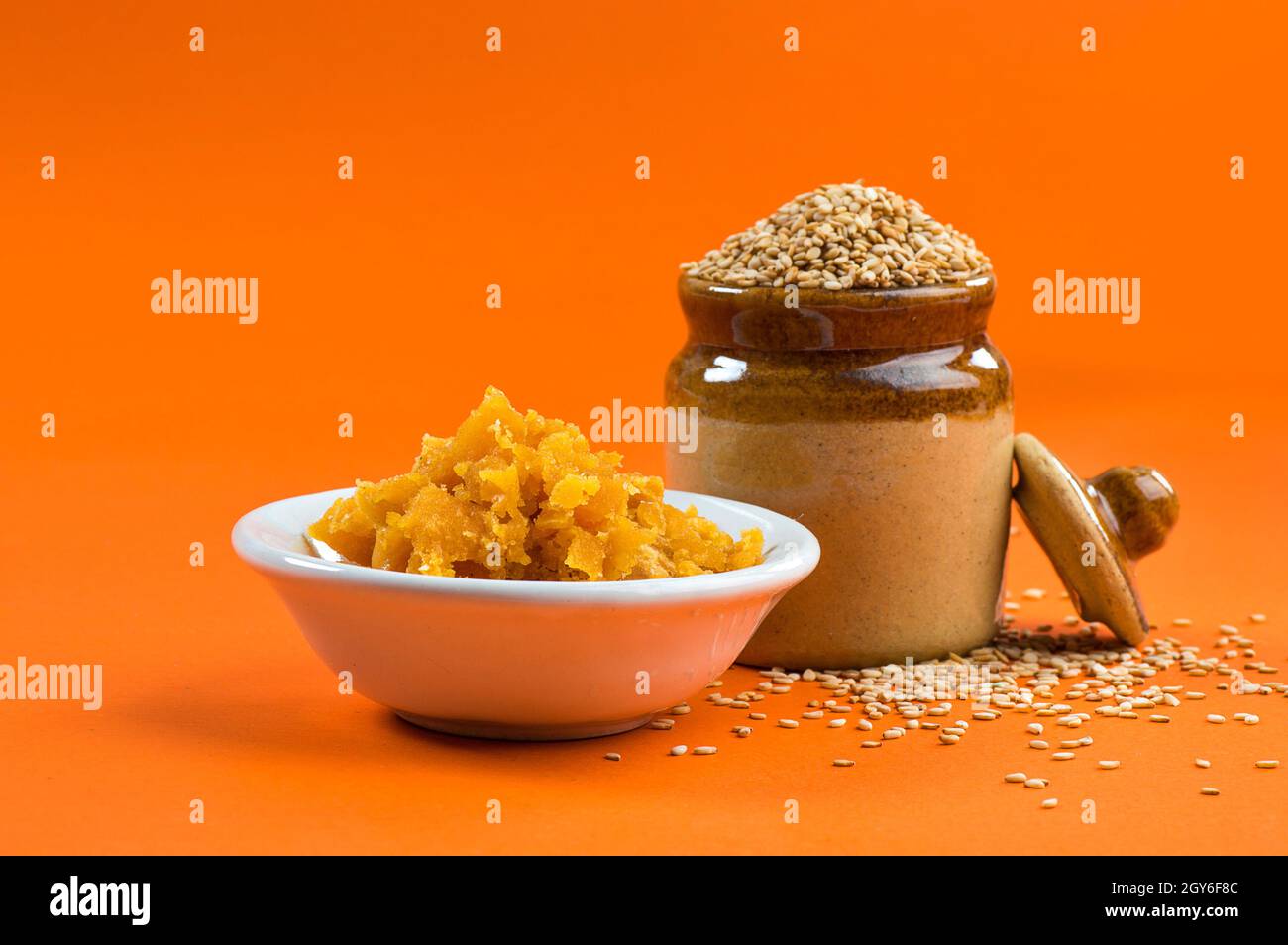 Sesame seeds in clay hi-res stock photography and images - Alamy