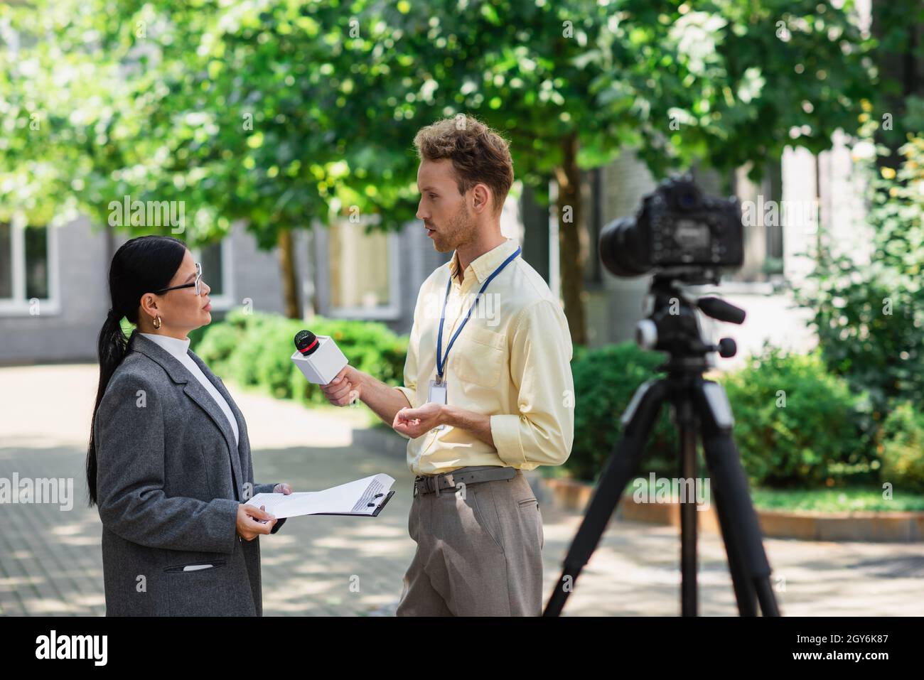 Asian news correspondent hi-res stock photography and images - Alamy