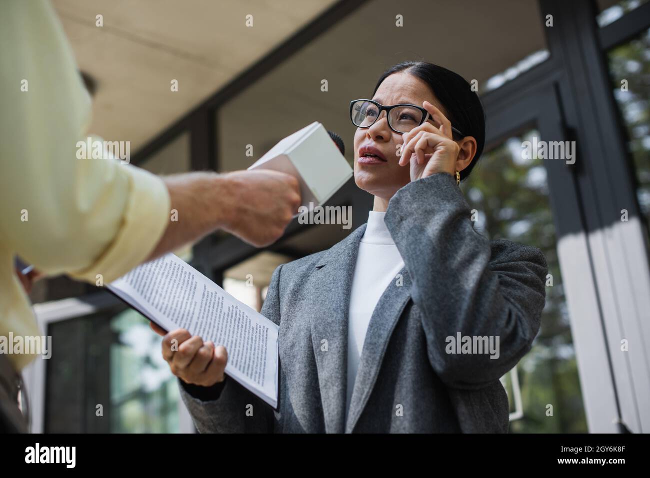 Asian news correspondent hi-res stock photography and images - Alamy