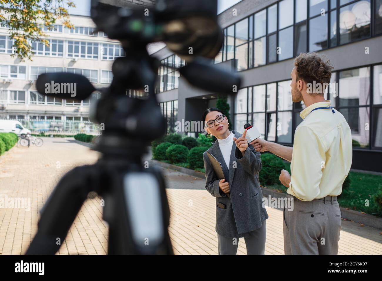 Clipboard interview outside hi-res stock photography and images - Alamy