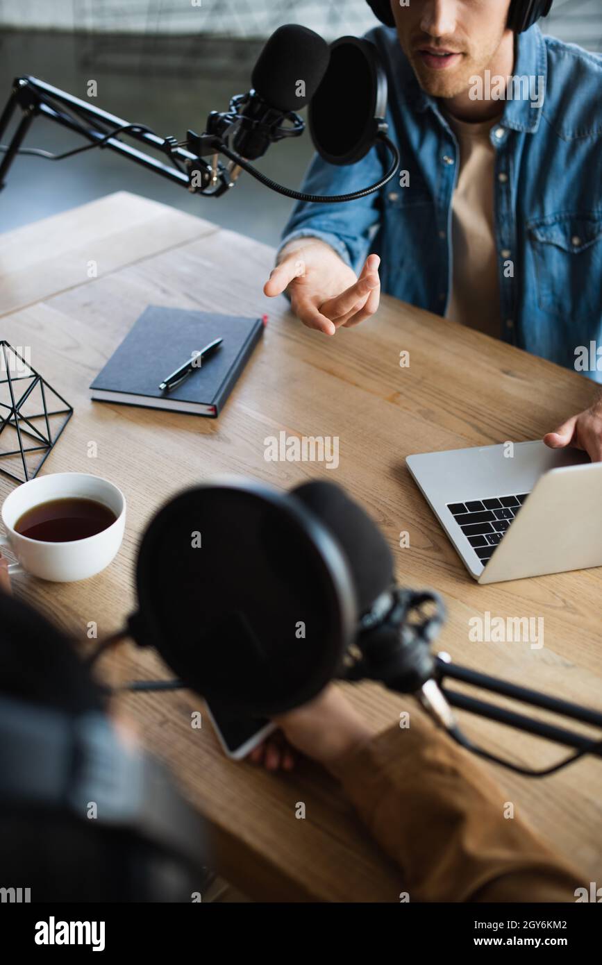 Talking to microphone hi-res stock photography and images - Alamy