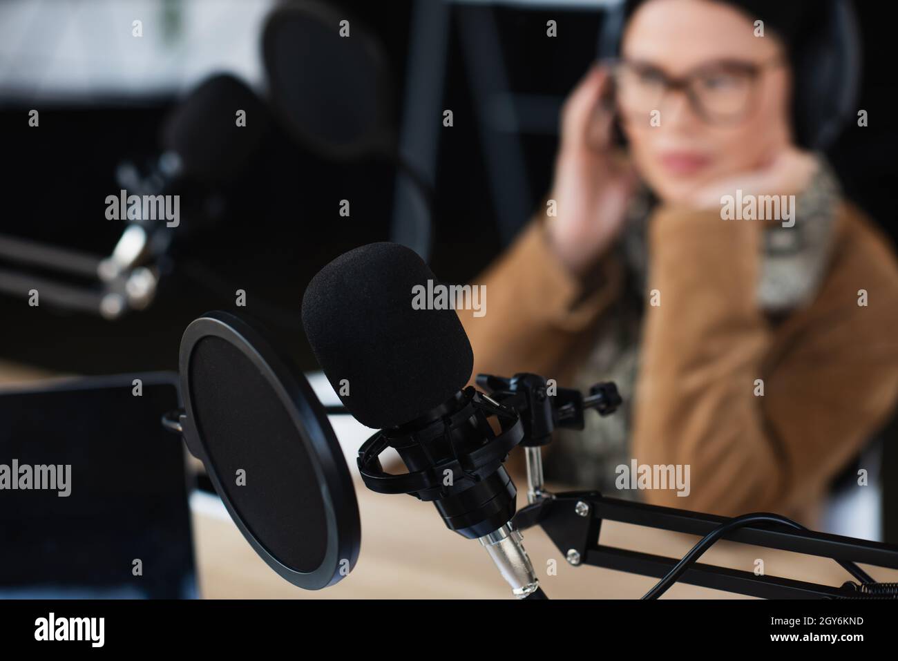 Microphone arm hi-res stock photography and images - Alamy