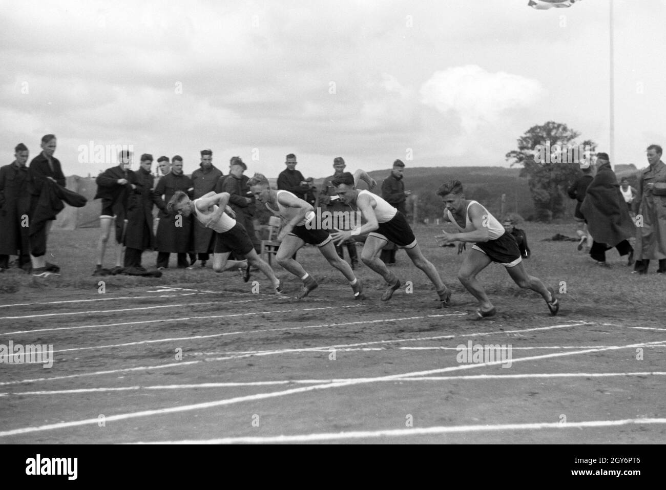 Schüler und Ausbilder der Napola Naumburg bei einem Sportwettkampf ...