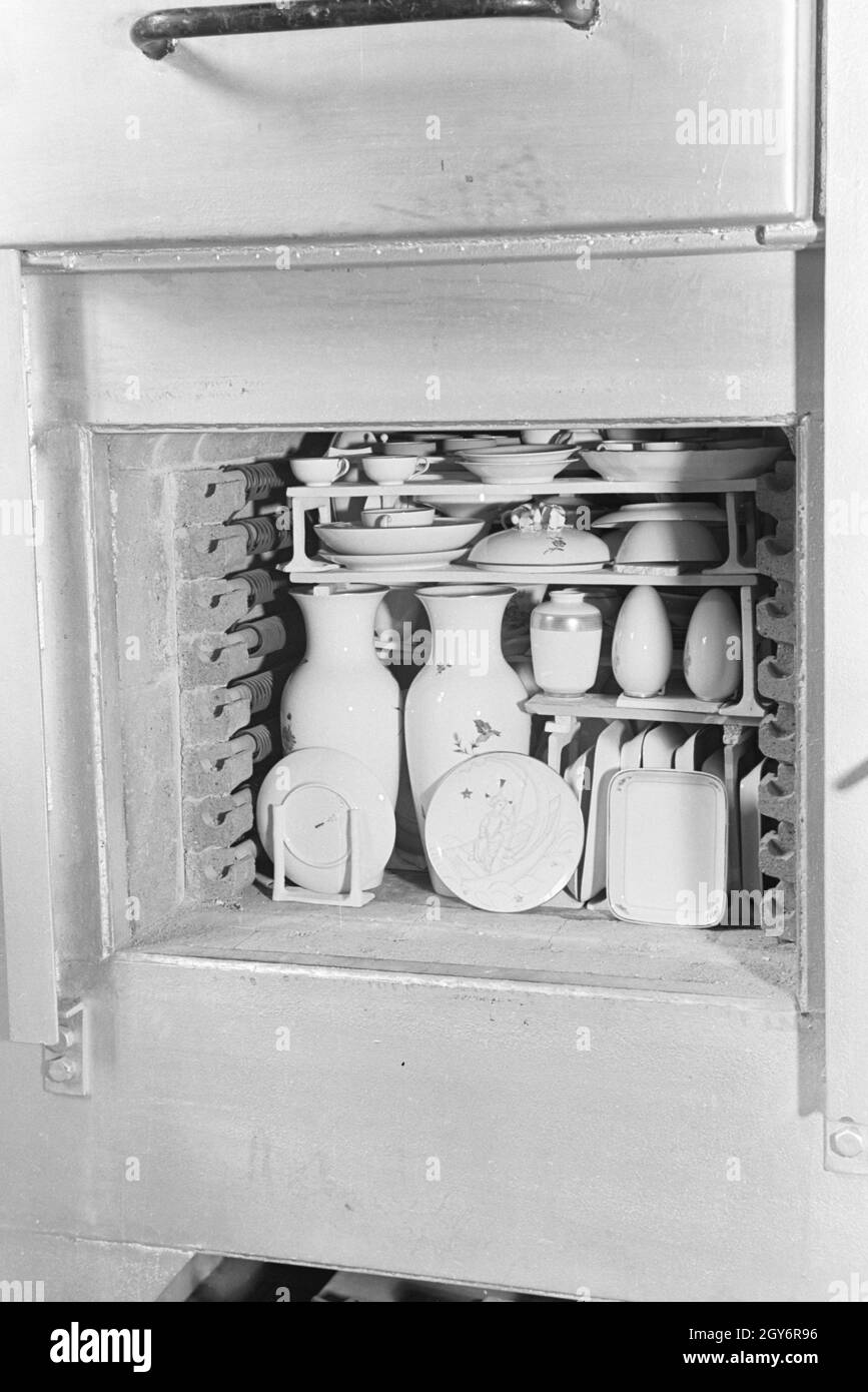 Ein für den Glattbrand mit verschiedener Porzellanware gefüllter ...