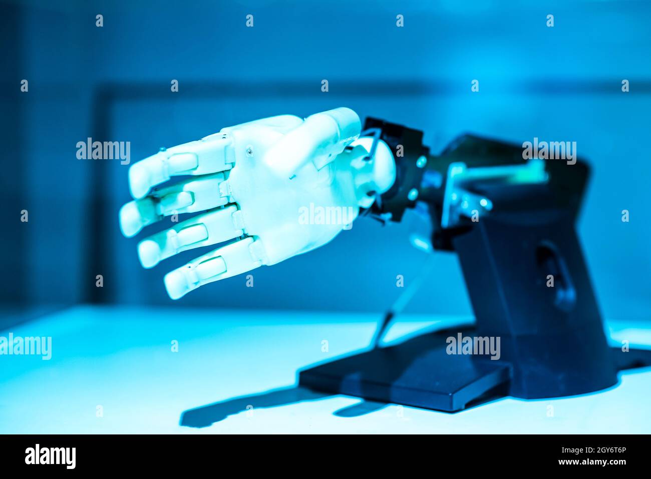 plastic robot hand with open palm gesture Stock Photo - Alamy