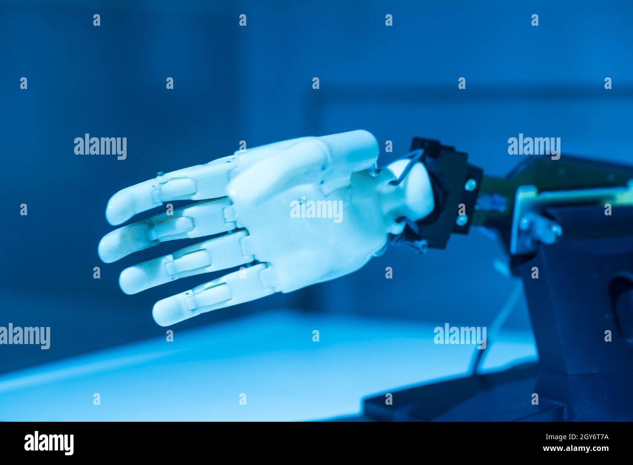 plastic robot hand with open palm gesture Stock Photo - Alamy