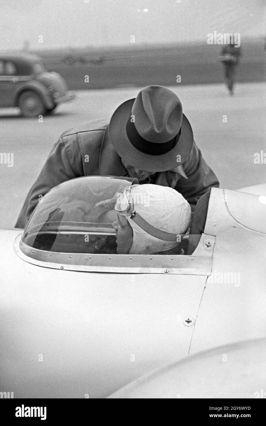 Der deutsche Rennfahrer Rudolf Caracciola im Cockpit des Mercedes Benz ...