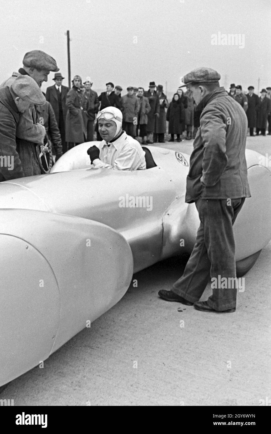 Der deutsche Rennfahrer Rudolf Caracciola im Cockpit des Mercedes Benz ...