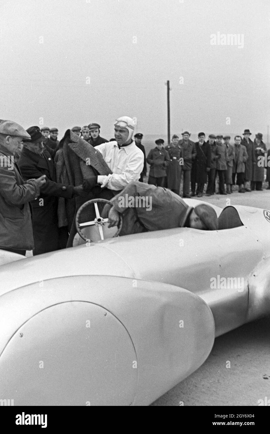 Der deutsche Rennfahrer Rudolf Caracciola am Mercedes Benz W 125 vor ...