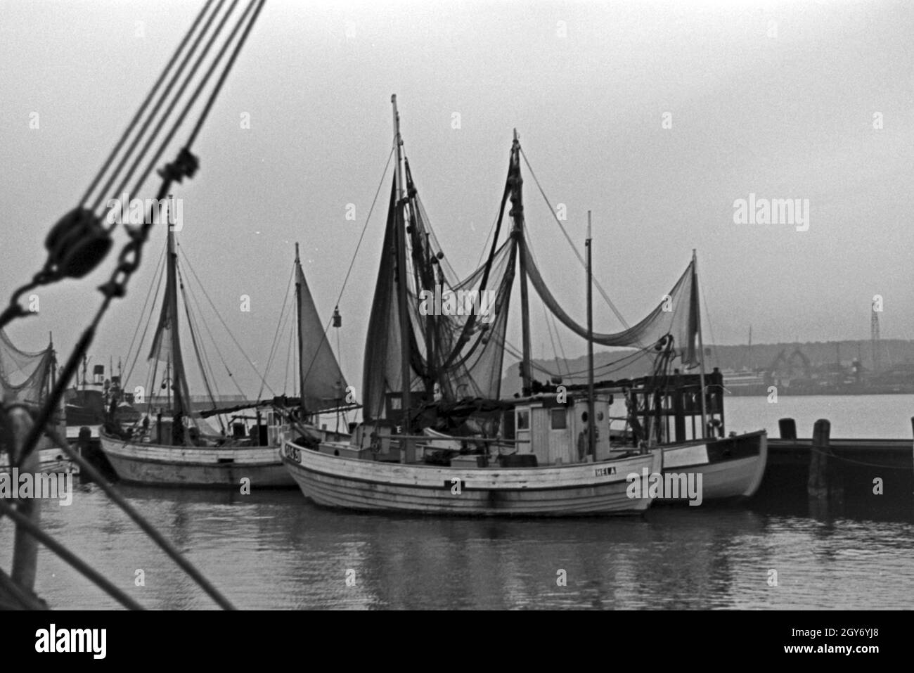 Fischerboote machen sich bereit zur Ausfahrt im Hafen von Hela an der ...