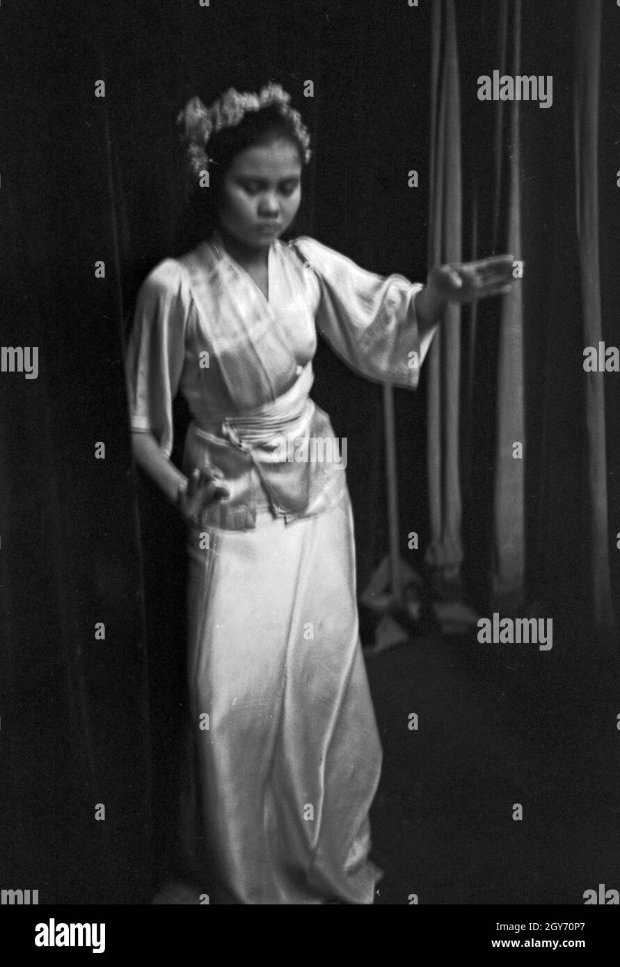 Exotic dancer 1930s hi-res stock photography and images - Alamy
