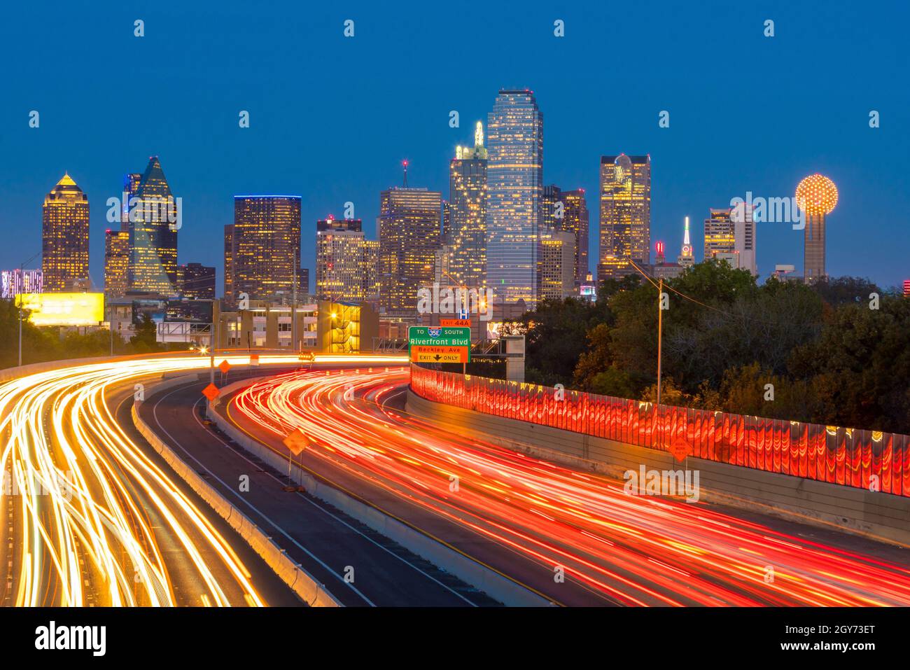 Dallas skyline freeway traffic hi-res stock photography and images - Alamy
